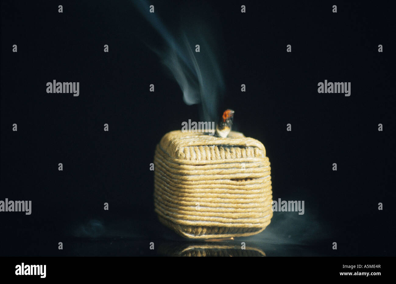 Feuerwerkskörper Kanonenschlag Wird Angezündet Hand Mit Brennenden ...