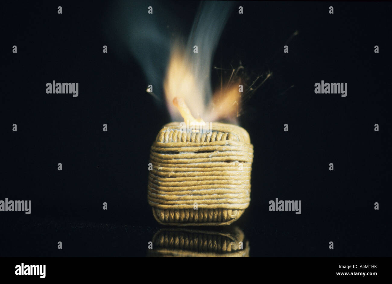 Feuerwerkskörper Kanonenschlag Wird Angezündet Hand Mit Brennenden ...