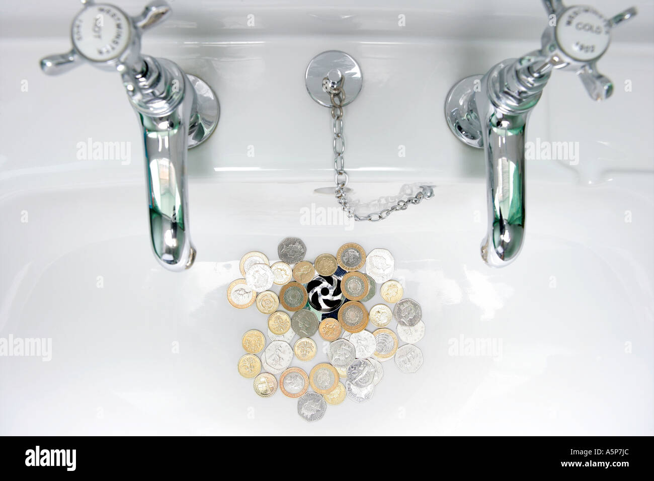 Geld in den abfluss werfen -Fotos und -Bildmaterial in hoher Auflösung ...