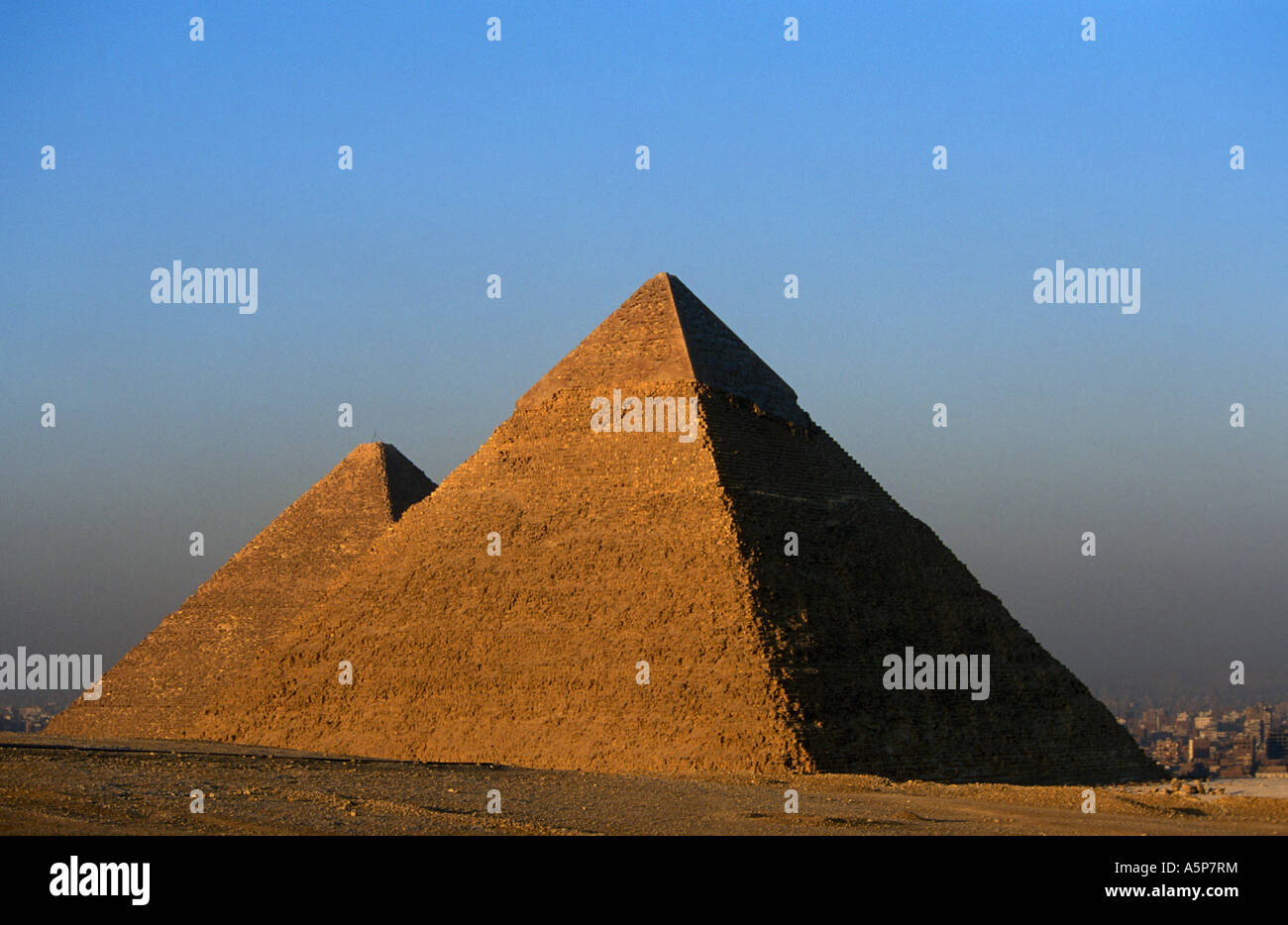 Chephren-Pyramide mit Kalkstein auf dem Gipfel vor Pyramide von Khufu ...