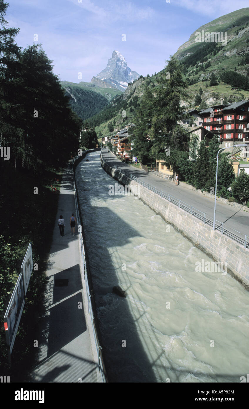 Mattervispa Fluss und malerischen Blick auf Matterhorn in Zermatt Stadt ...