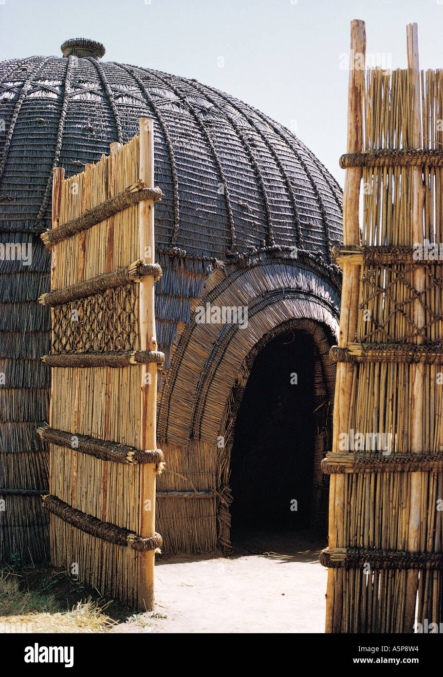 Traditional zulu house -Fotos und -Bildmaterial in hoher Auflösung – Alamy