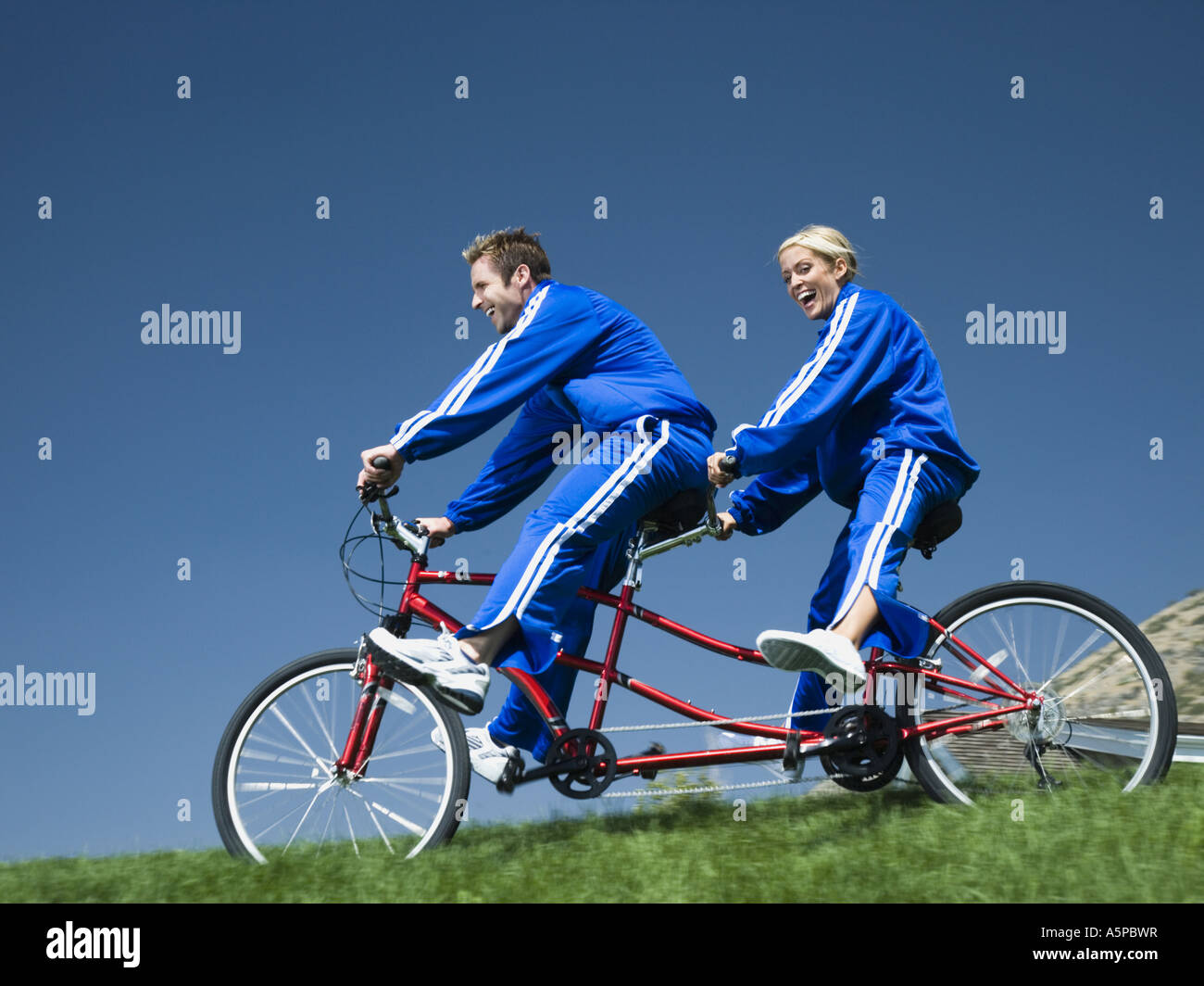 Auf tandem fahrrad -Fotos und -Bildmaterial in hoher Auflösung – Alamy