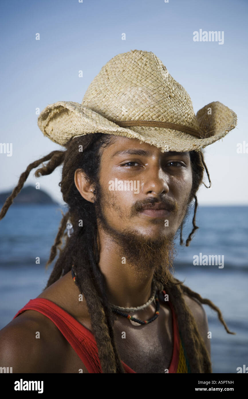 Man wearing rastafarian hat -Fotos und -Bildmaterial in hoher Auflösung ...