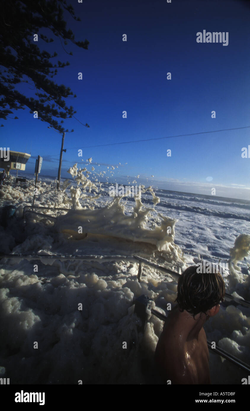 Kids play in sea foam -Fotos und -Bildmaterial in hoher Auflösung – Alamy