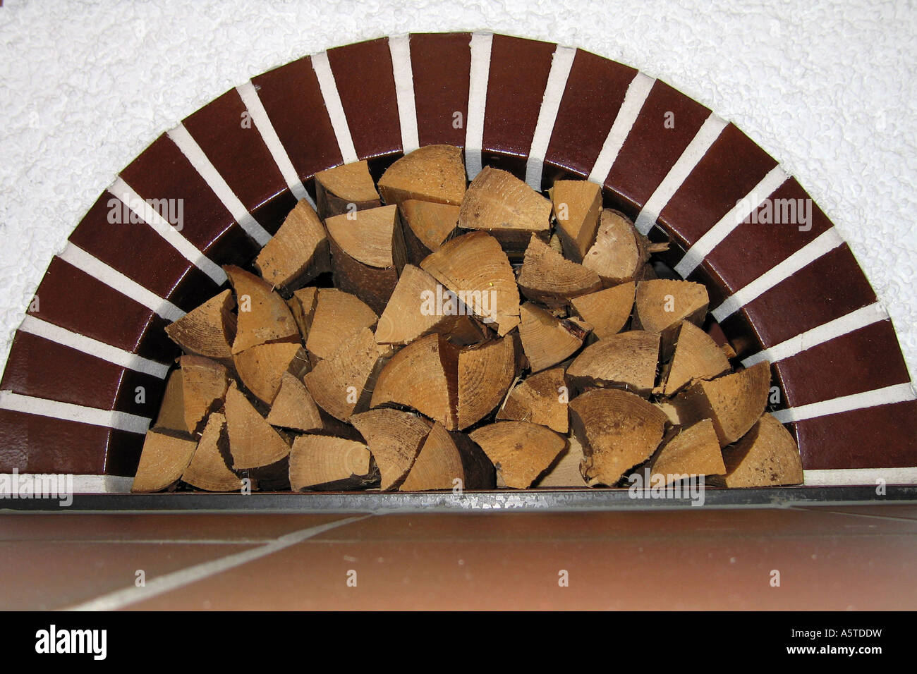 Brennholz holzscheit -Fotos und -Bildmaterial in hoher Auflösung – Alamy