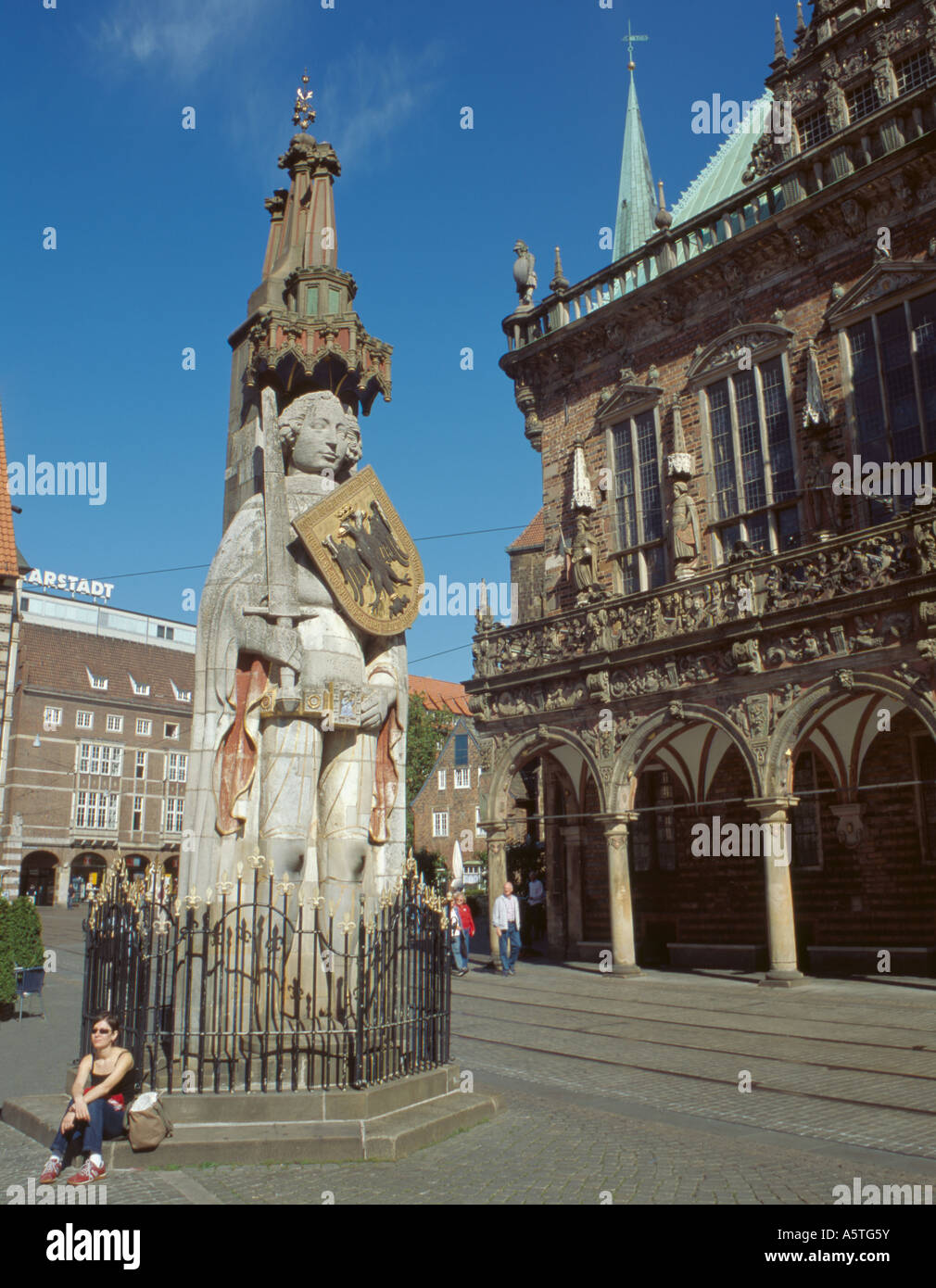 Statue von Roland mit Rathaus (Town Hall) über Marktplatz (Marktplatz ...