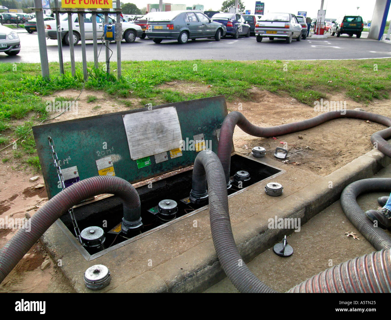 Leere kraftstofftanks -Fotos und -Bildmaterial in hoher Auflösung – Alamy