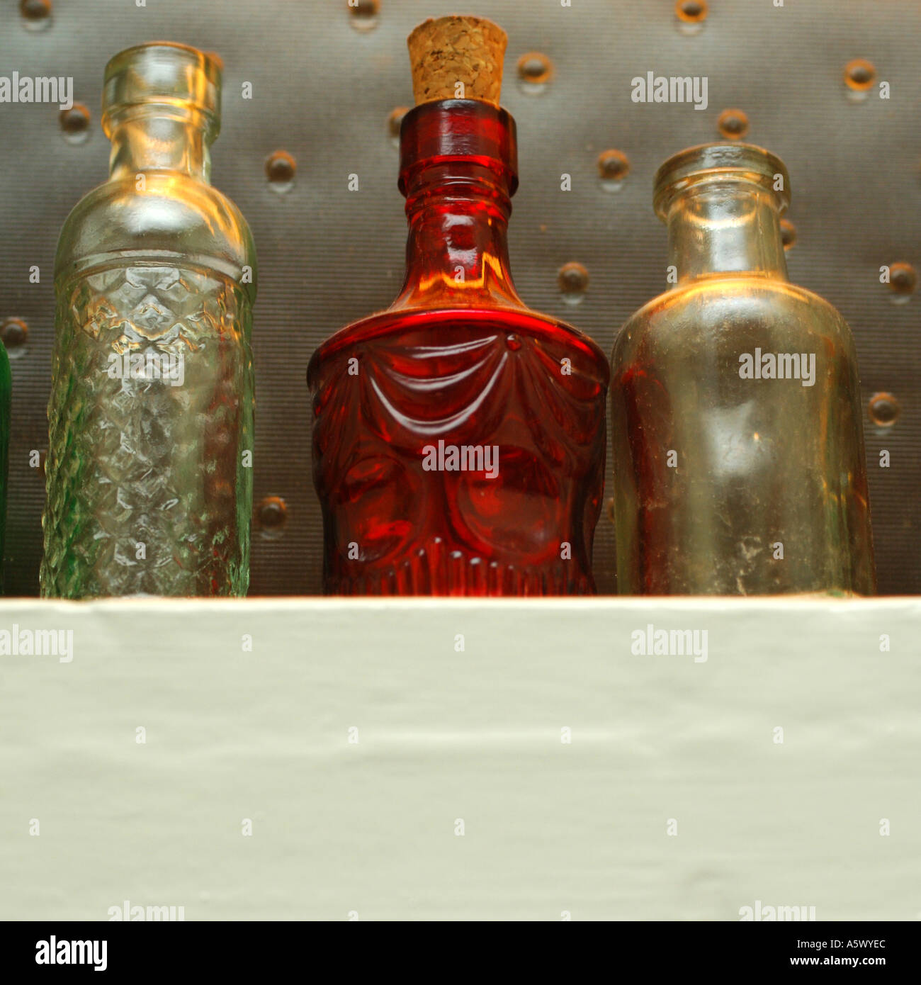 Vintage glass bottles clear -Fotos und -Bildmaterial in hoher Auflösung ...