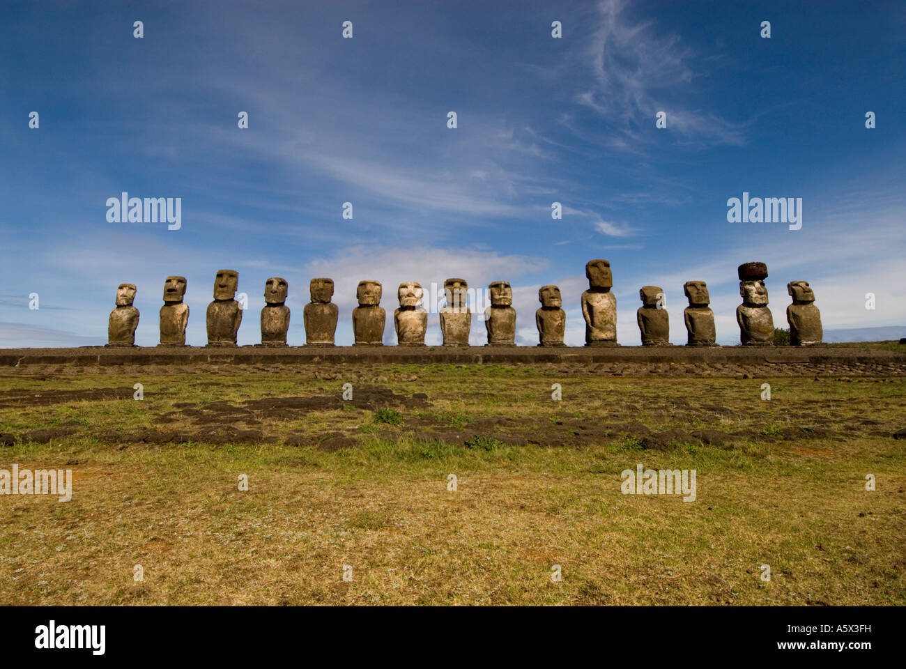 Chile-Osterinsel-Array von 15 Statuen oder Moai auf einer Plattform ...