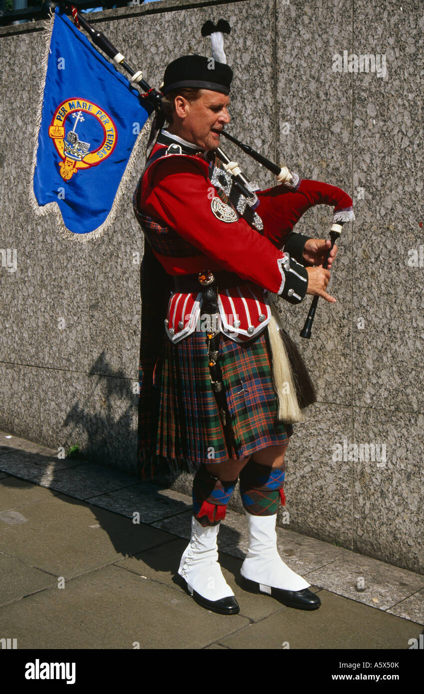 Scottish bagpipes kilt piper -Fotos und -Bildmaterial in hoher ...