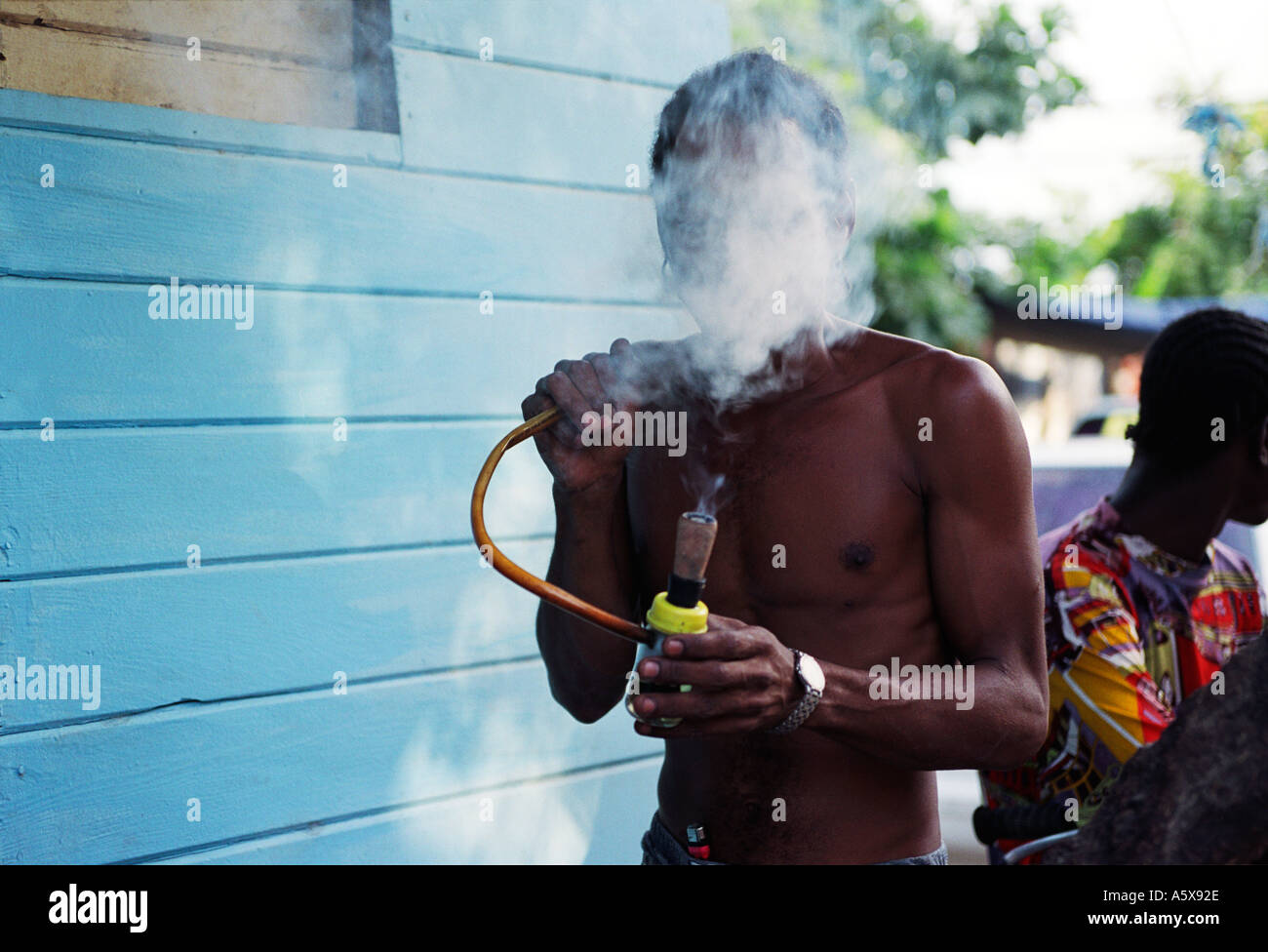 Jamaica man smoking -Fotos und -Bildmaterial in hoher Auflösung – Alamy