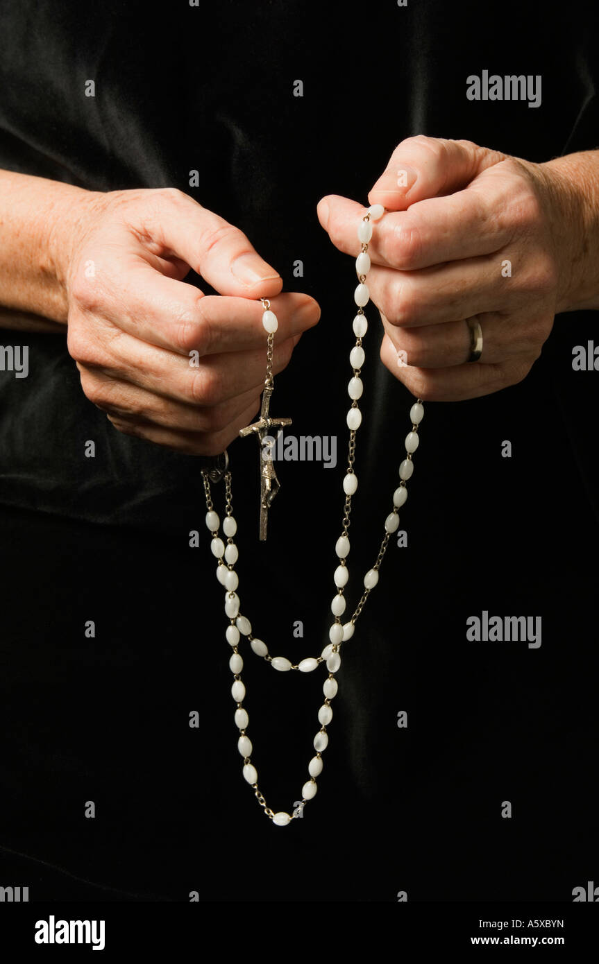 Die Hand einer Frau Rosenkranz beten halten Stockfotografie - Alamy