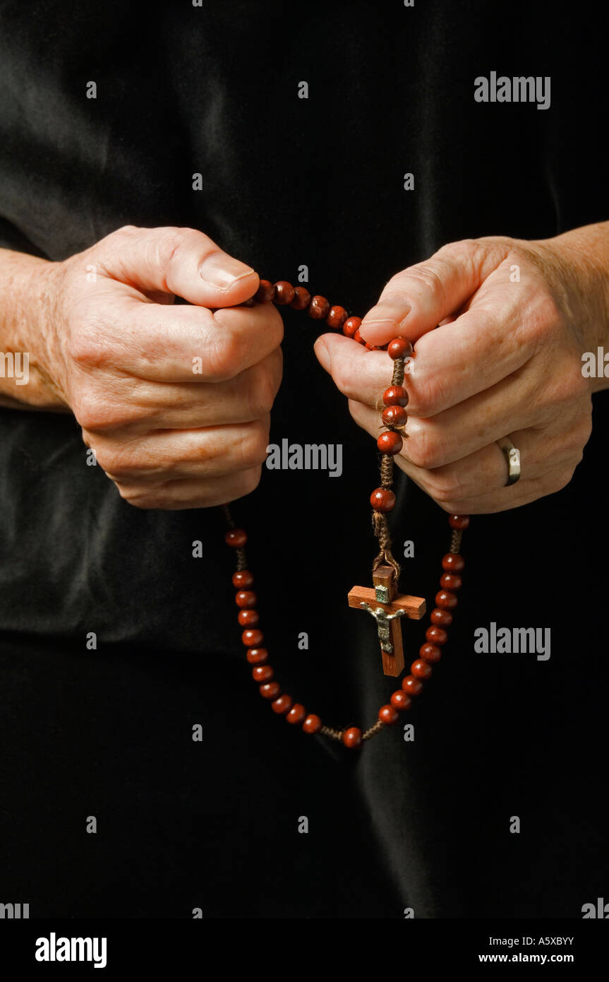 Womans hand rosenkranz -Fotos und -Bildmaterial in hoher Auflösung – Alamy
