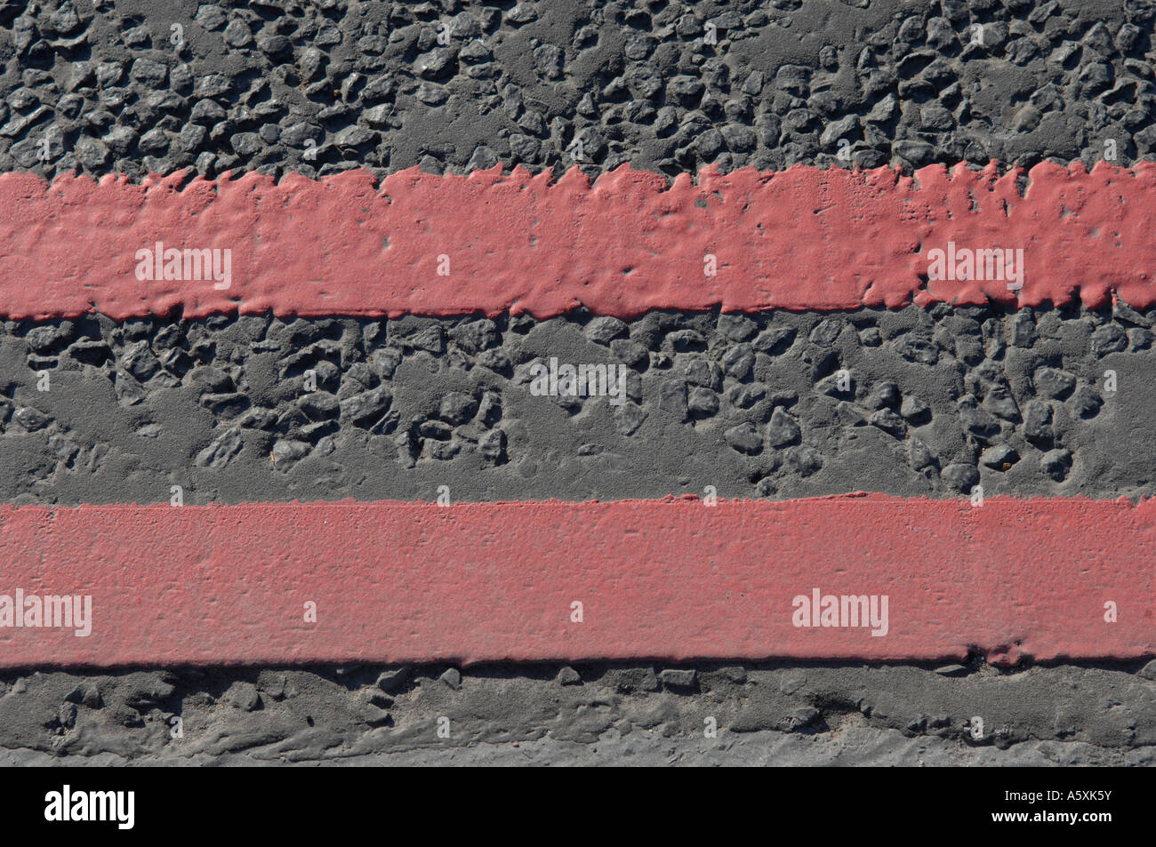 Doppelte rote linie -Fotos und -Bildmaterial in hoher Auflösung – Alamy