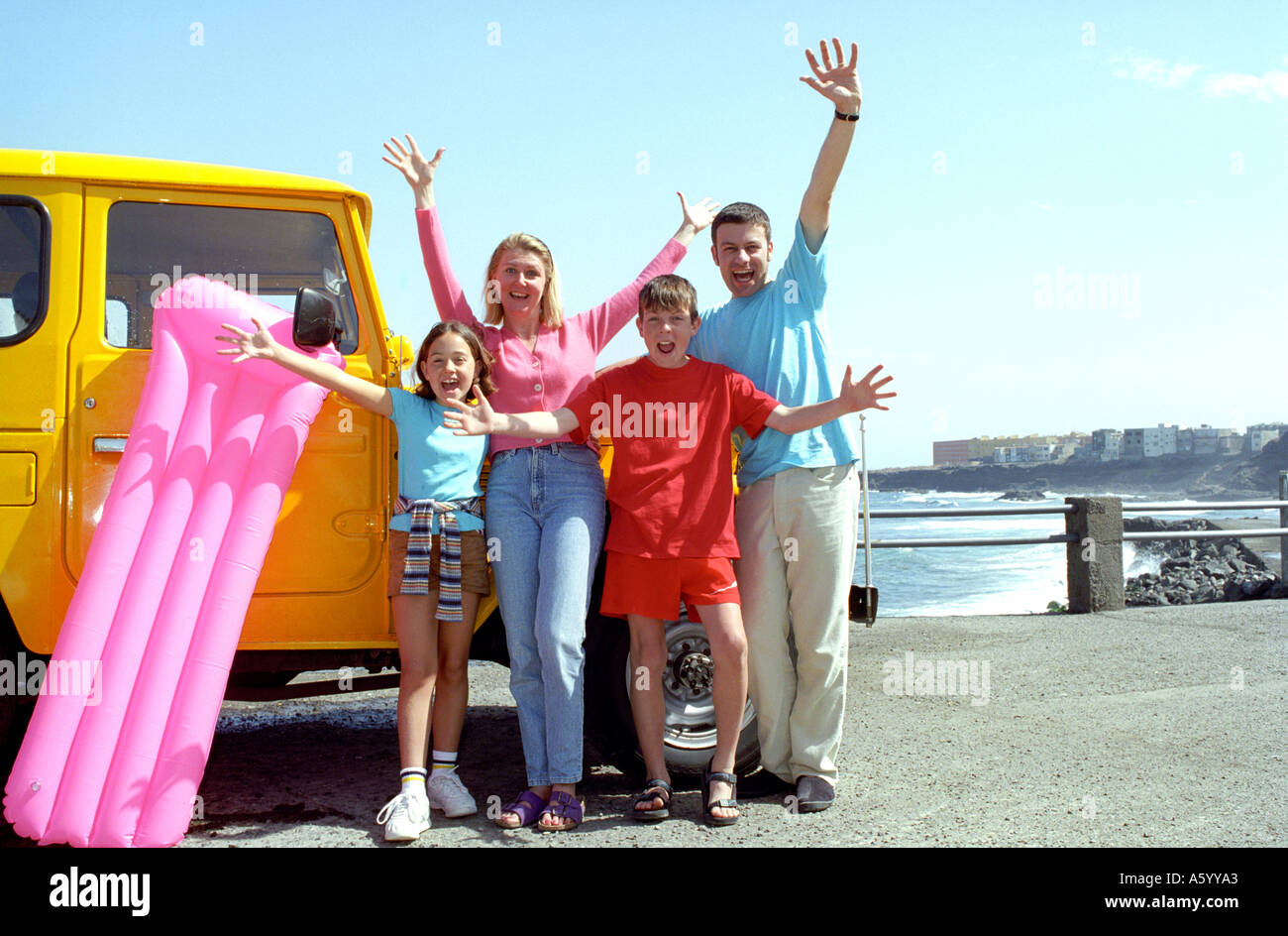 Urlaub Spaß EIN FOTO AUFGEREGT FAMILIE Bunte glückliche junge Familie ...