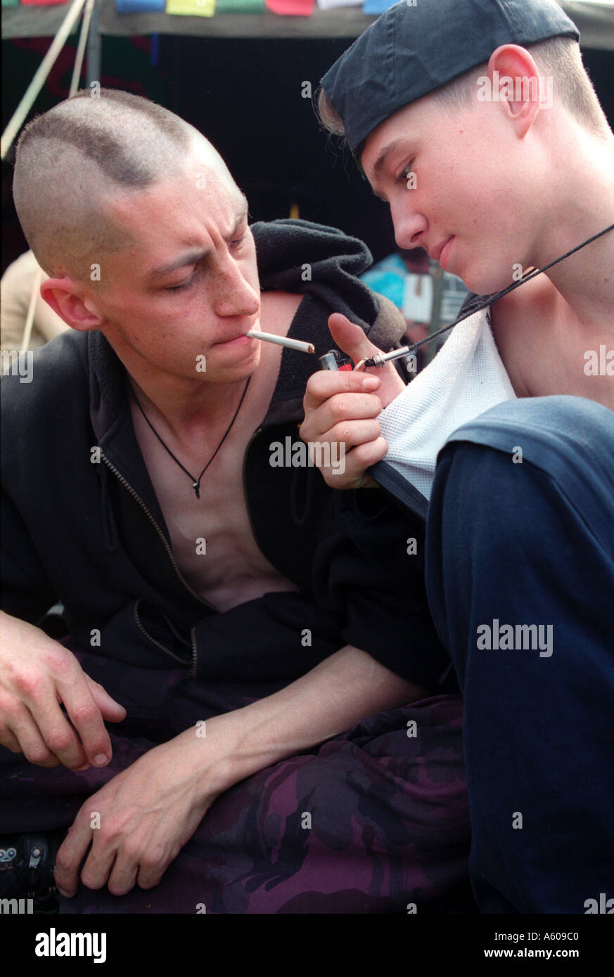 Punk person smoking -Fotos und -Bildmaterial in hoher Auflösung – Alamy