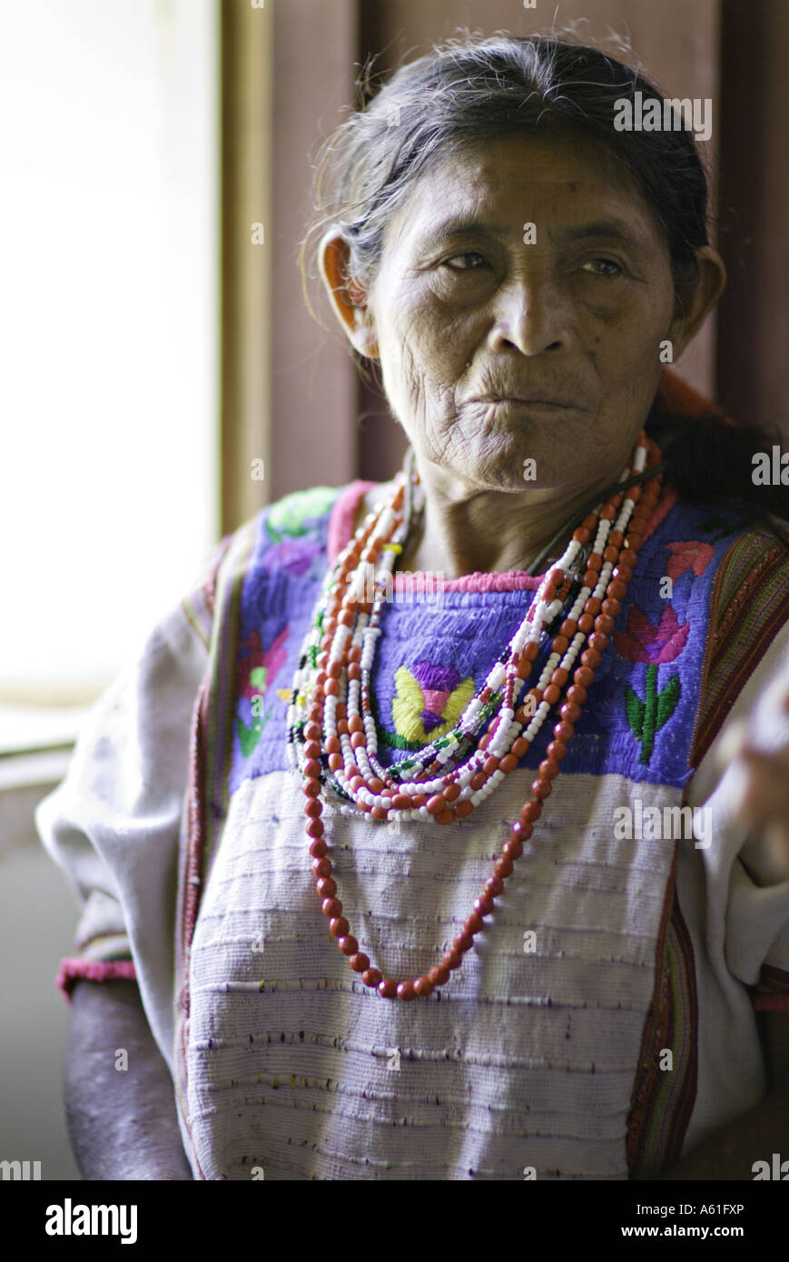 GUATEMALA ACAL ältere einheimische Mam Maya-Frau in traditioneller ...
