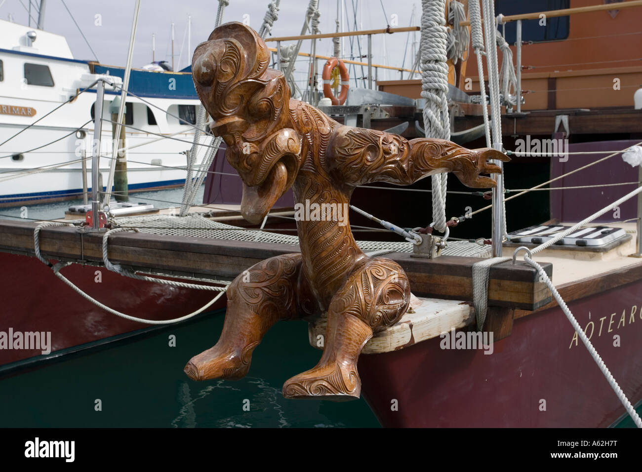 Maori traditionelle Holzschnitzereien am Bug Segelboot in der Nähe von ...