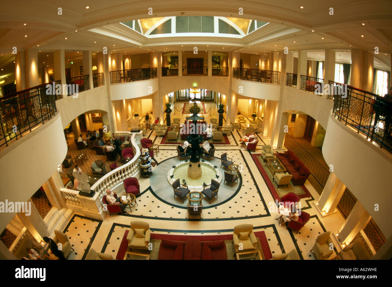Lobby des adlon hotels -Fotos und -Bildmaterial in hoher Auflösung – Alamy