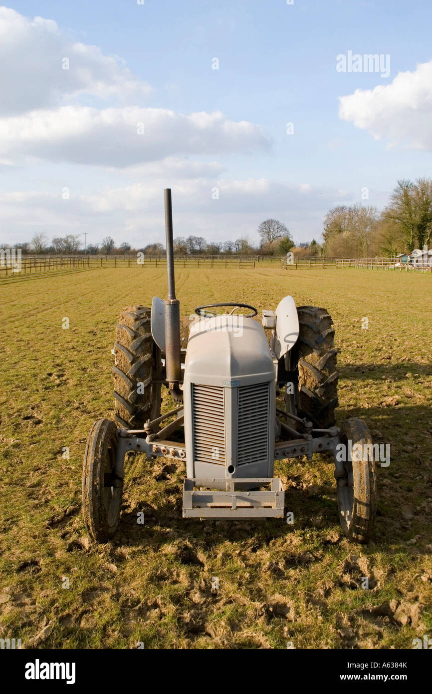 Grey massey ferguson tractors -Fotos und -Bildmaterial in hoher ...