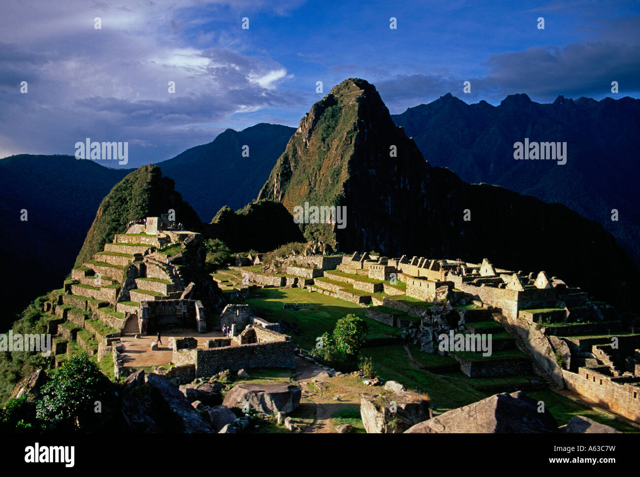 Leute, Touristen in Machu Picchu aka Die Verlorene Stadt der Inkas ein Inka aus der Inca Empire ...