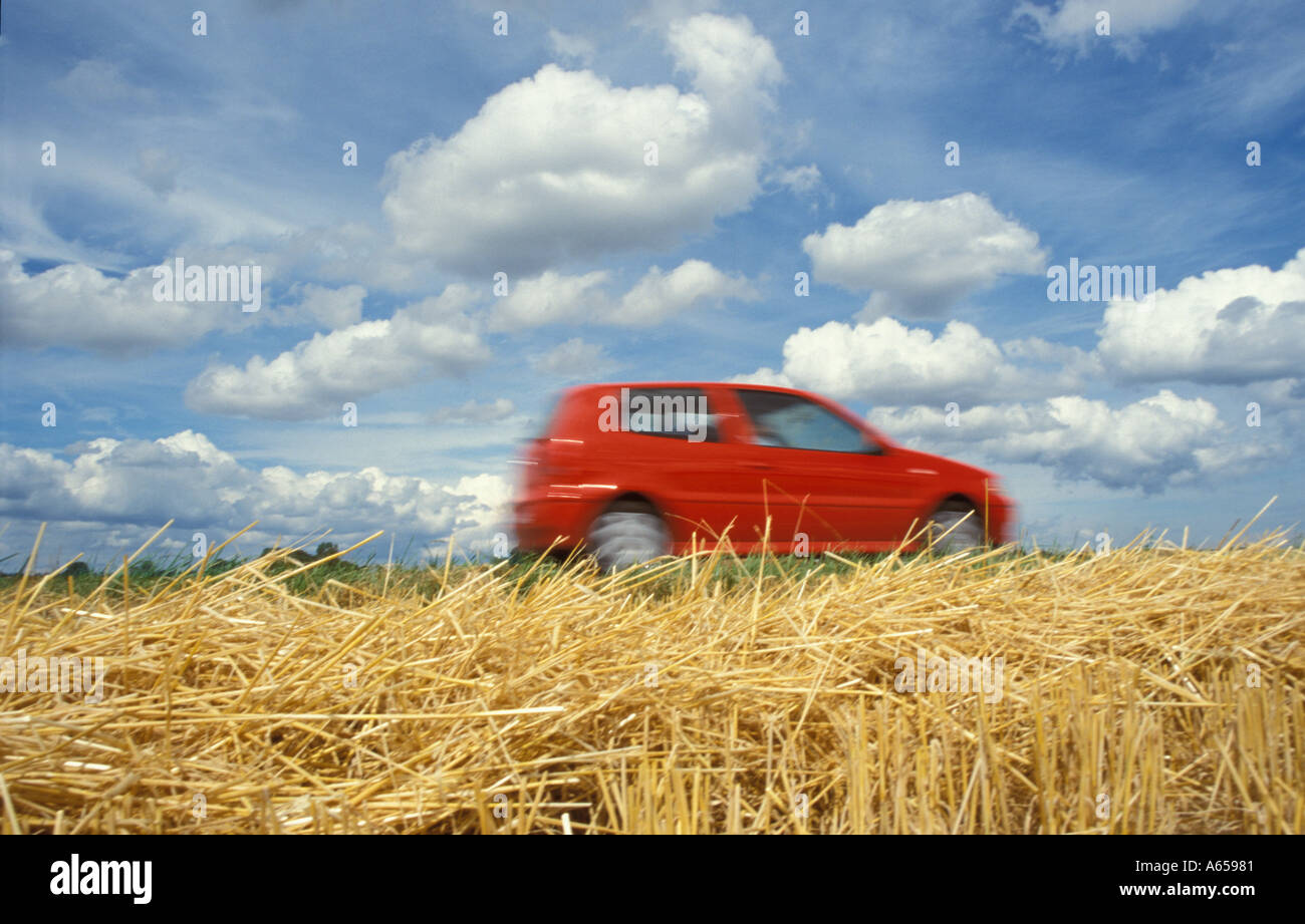 Kleines rotes auto -Fotos und -Bildmaterial in hoher Auflösung – Alamy