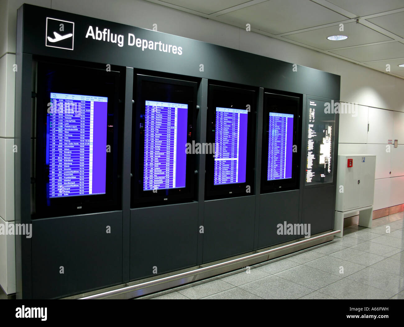 Abreise-Anzeigetafel am Flughafen Stockfotografie - Alamy