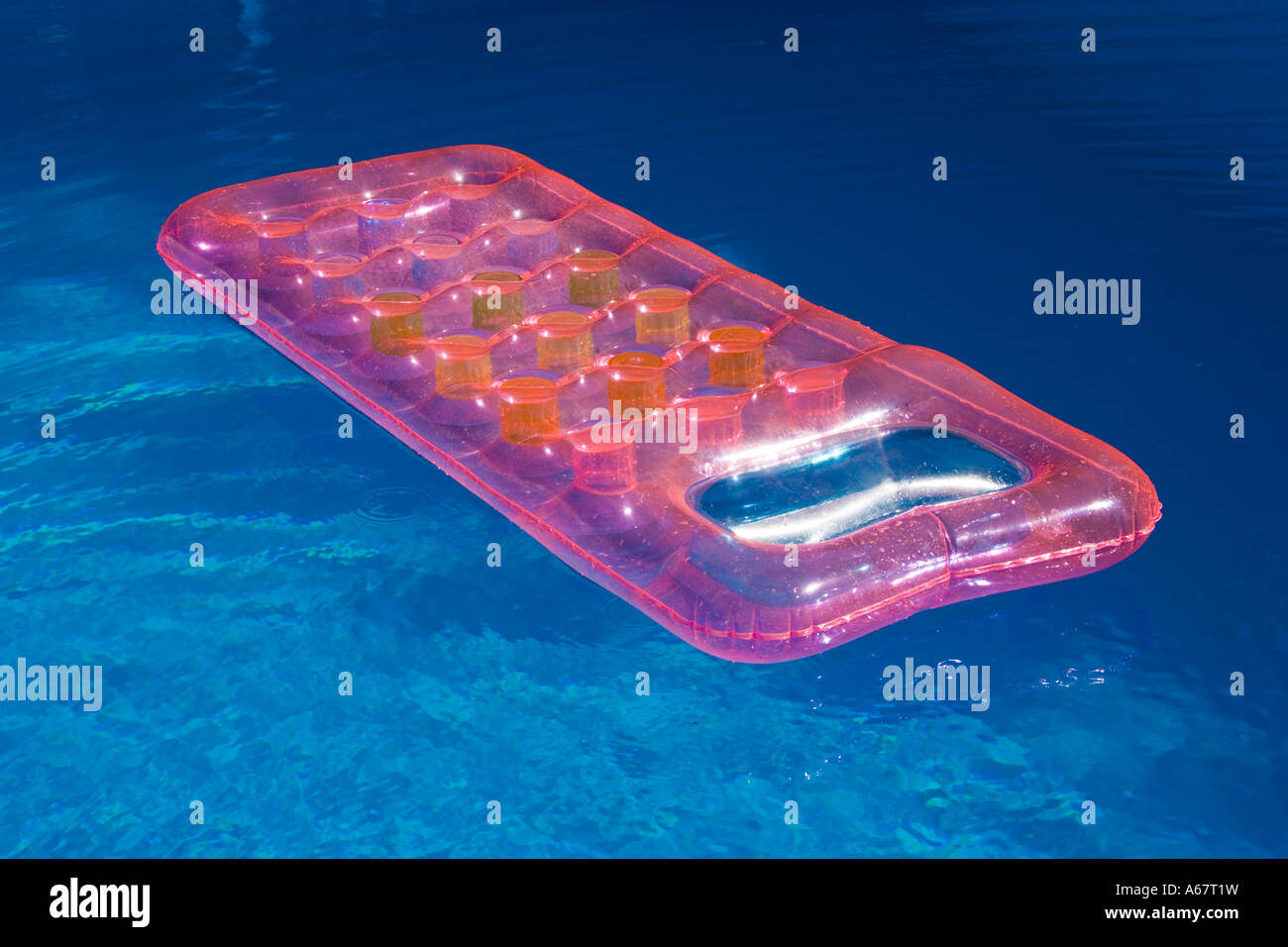 Luftmatratze schwimmt im pool -Fotos und -Bildmaterial in hoher ...