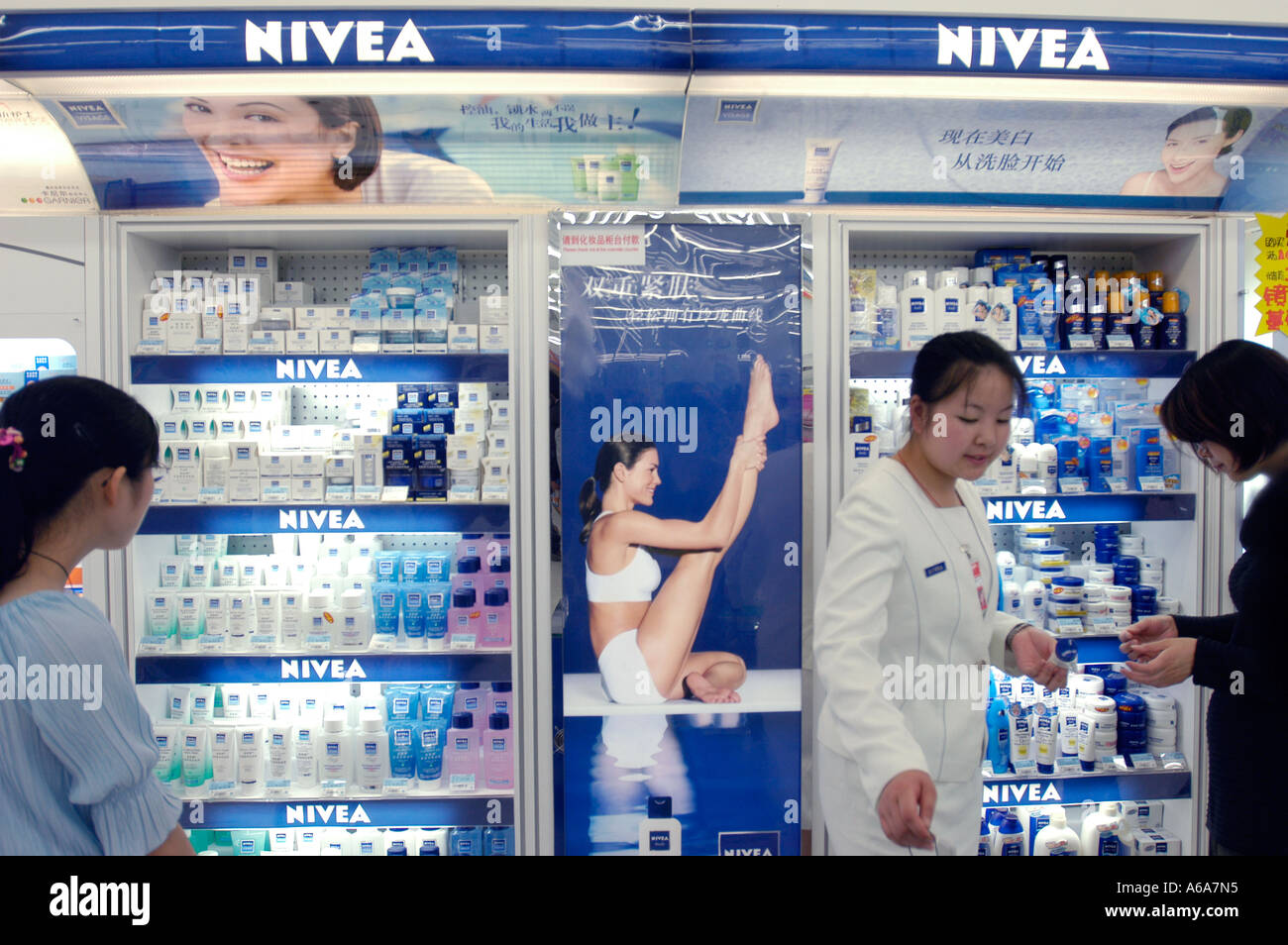 NIVEA Kosmetik in der ersten Supercenter von Wal-Mart in Peking, China ...