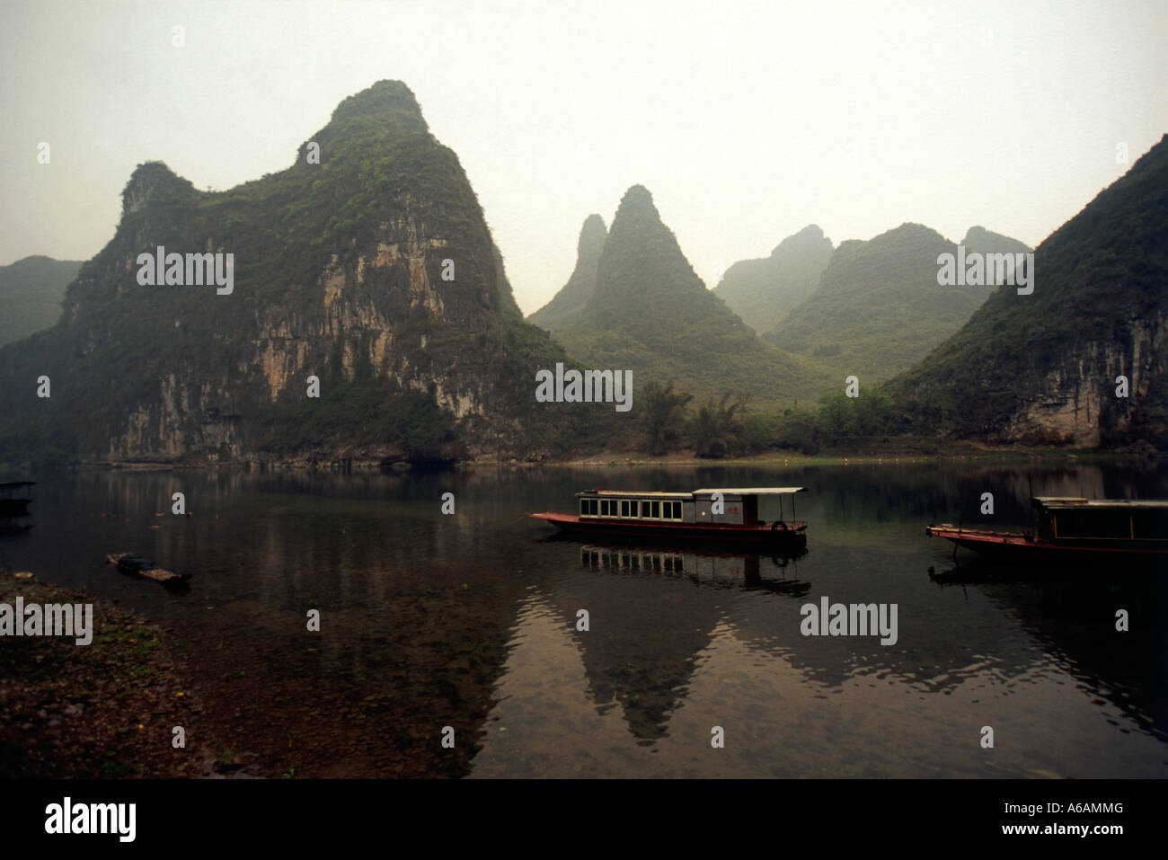 China, Guangxi, Li Jiang (Li-Fluss), Karstgebilde bedeckt in dichten ...