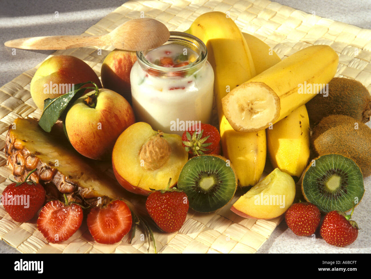Yoghurt yoghurts -Fotos und -Bildmaterial in hoher Auflösung – Alamy