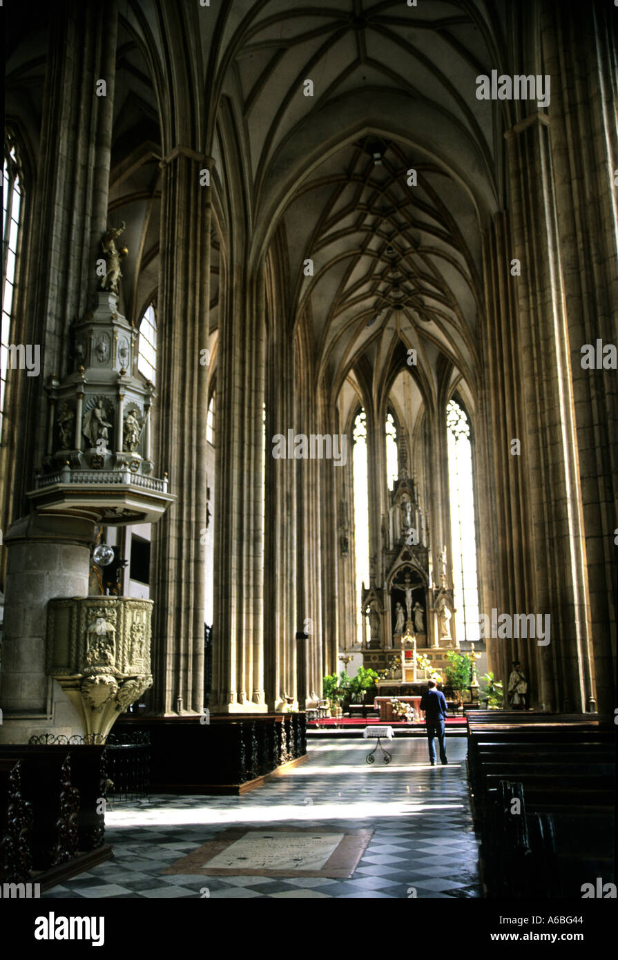 Das innere der gotischen kirche -Fotos und -Bildmaterial in hoher ...