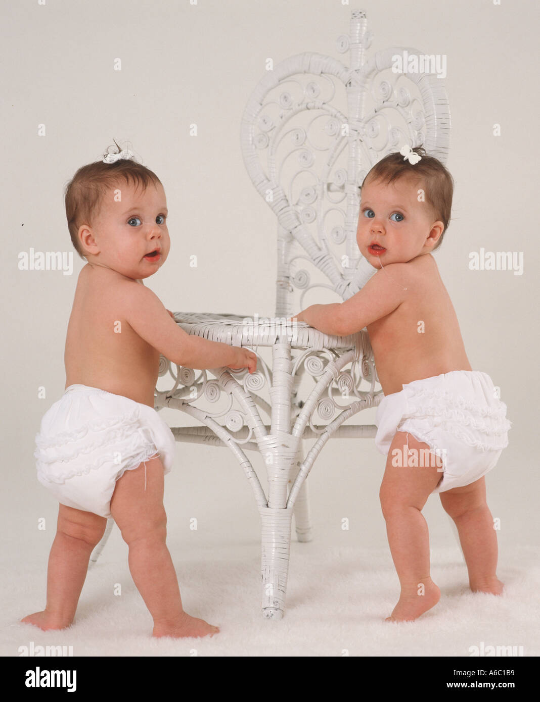Zwillinge babies -Fotos und -Bildmaterial in hoher Auflösung – Alamy
