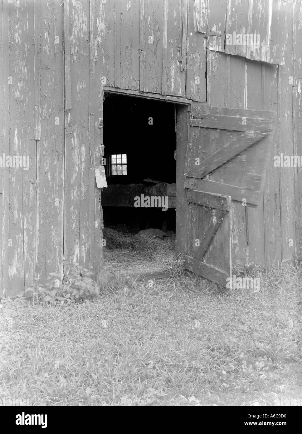 Offenes scheunentor -Fotos und -Bildmaterial in hoher Auflösung – Alamy