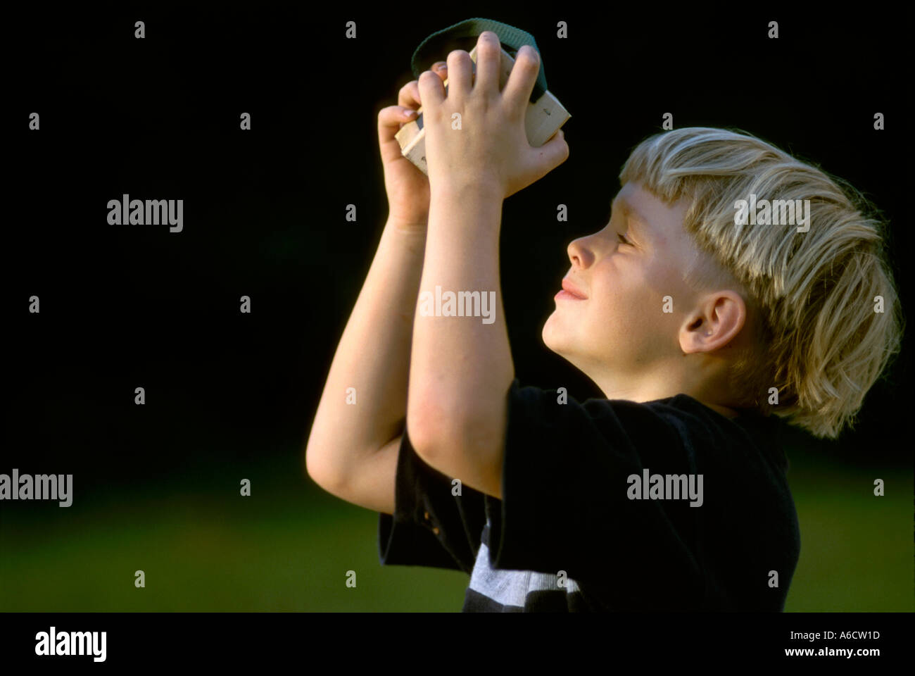 Kinder mit insekten -Fotos und -Bildmaterial in hoher Auflösung – Alamy