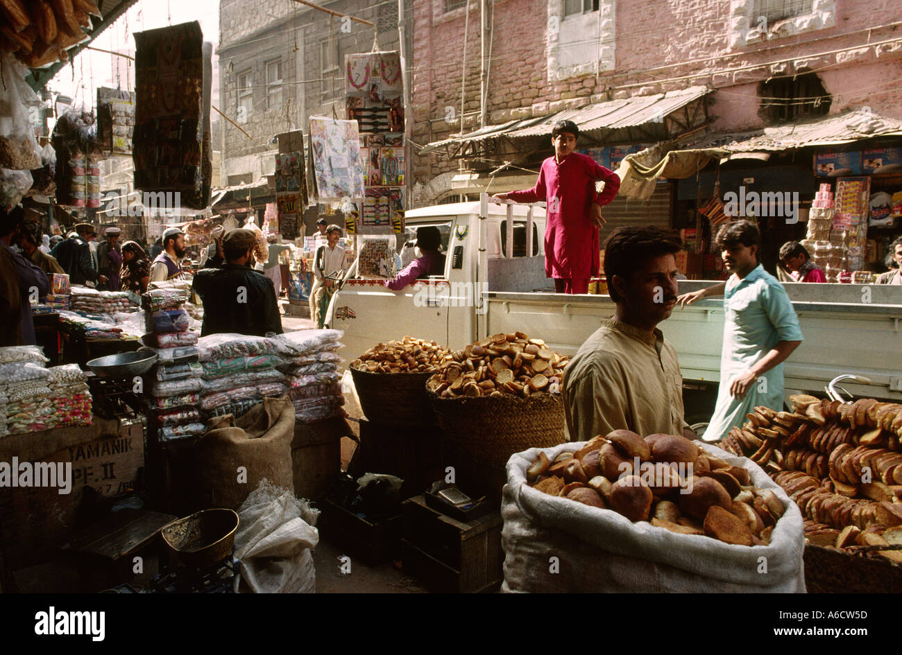 Karachi street scene -Fotos und -Bildmaterial in hoher Auflösung – Alamy