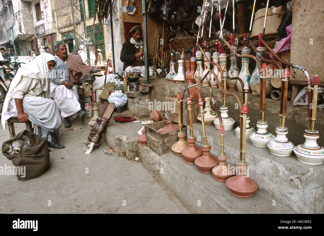 Pakistan Rawalpindi Rajah Basar zu zweit am Shisha Pfeifenshop ...