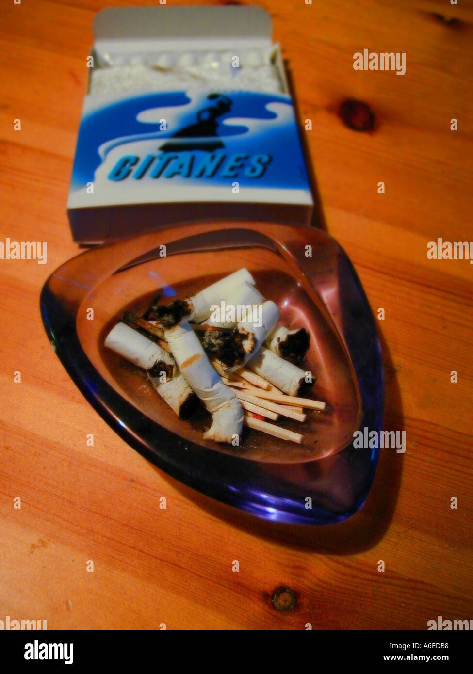 Packet of gitanes cigarettes -Fotos und -Bildmaterial in hoher ...