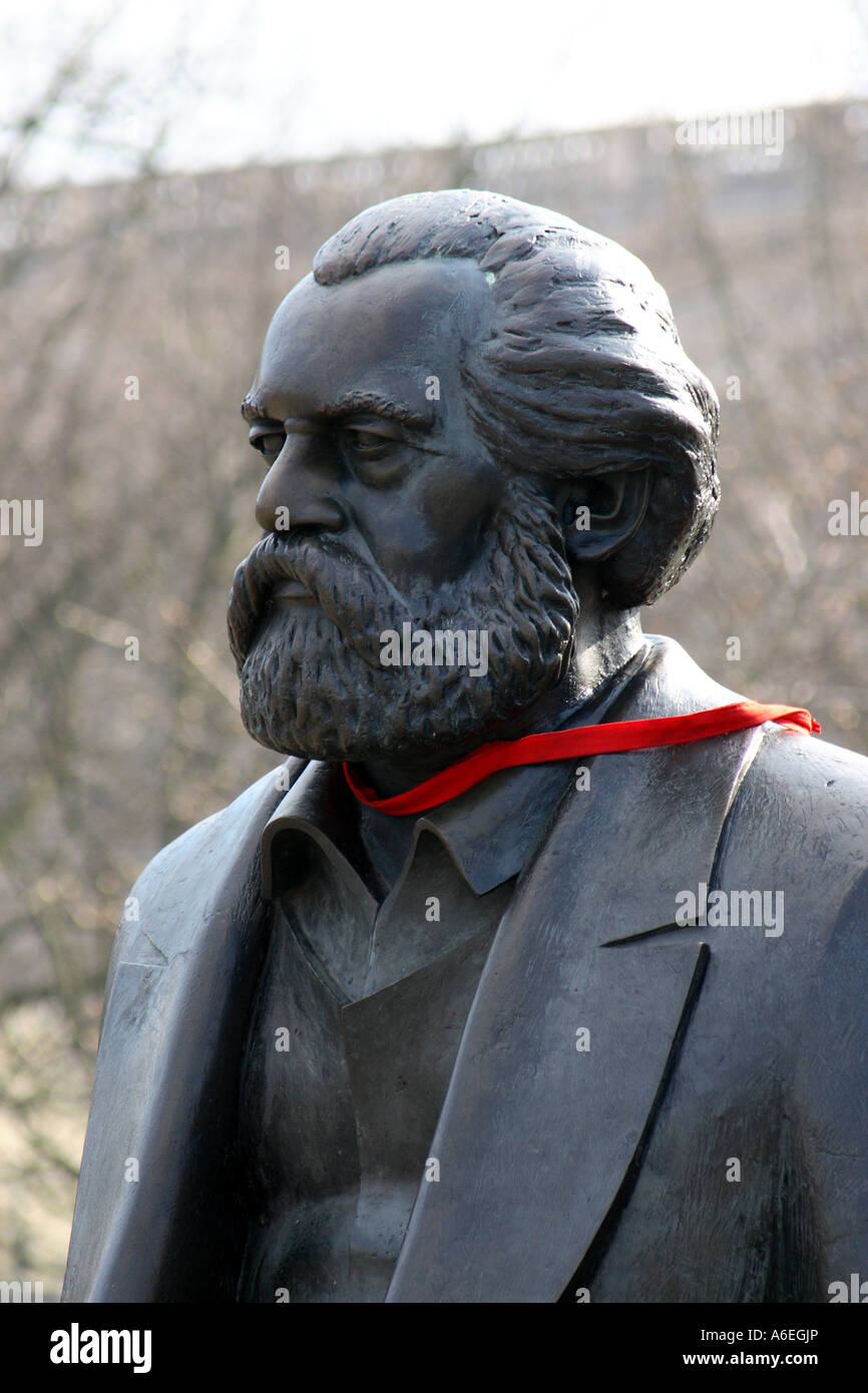 Die Statue von Karl Marx, Blick auf den Fernsehturm am Alexanderplatz ...