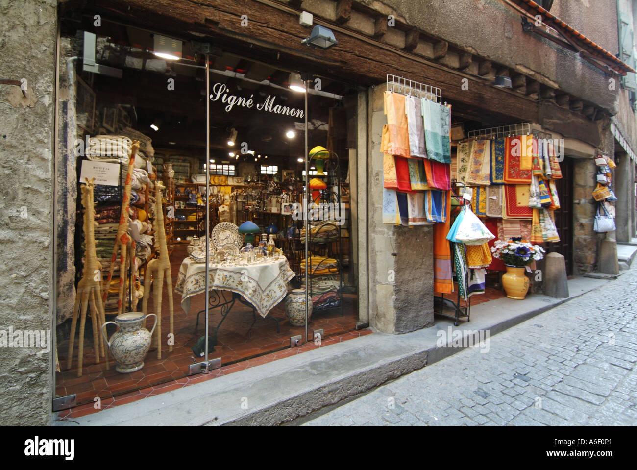 Narrow street in carcassonne france -Fotos und -Bildmaterial in hoher ...