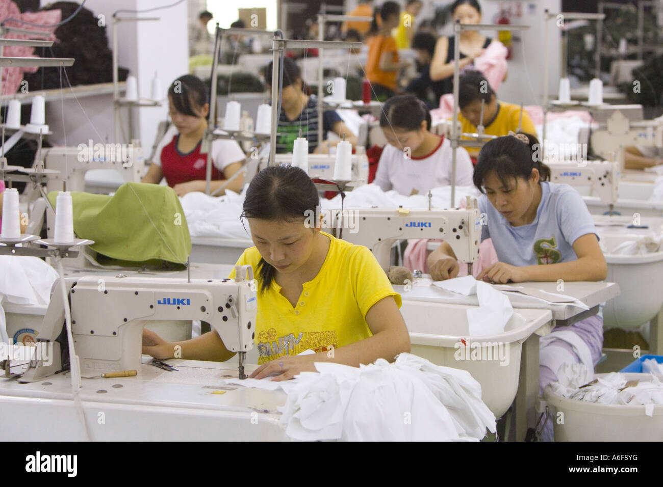 Chinese sweat shop -Fotos und -Bildmaterial in hoher Auflösung – Alamy