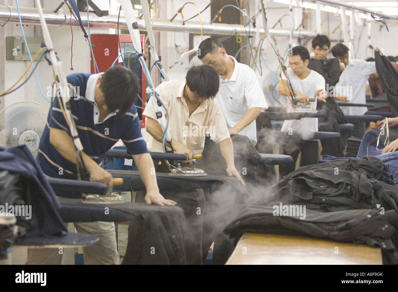Menschen Fabrik Arbeiten Sweatshop Stockfotos und -bilder Kaufen - Alamy