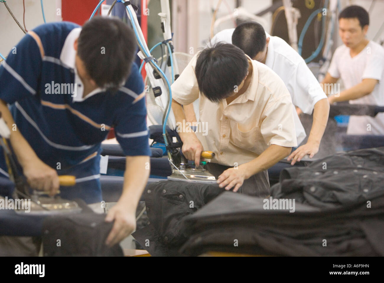 Chinese sweat shop -Fotos und -Bildmaterial in hoher Auflösung – Alamy