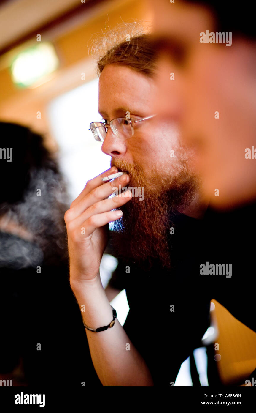 Beim zigarettenrauchen -Fotos und -Bildmaterial in hoher Auflösung – Alamy