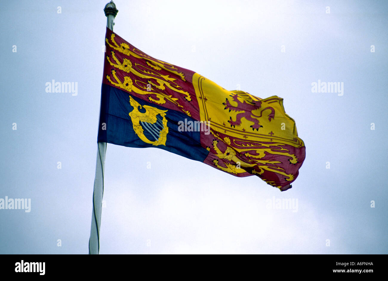 Die königliche Standarte Flagge von Königin Elizabeth II über ... Die königliche Standarte Flagge von Königin Elizabeth II über ...