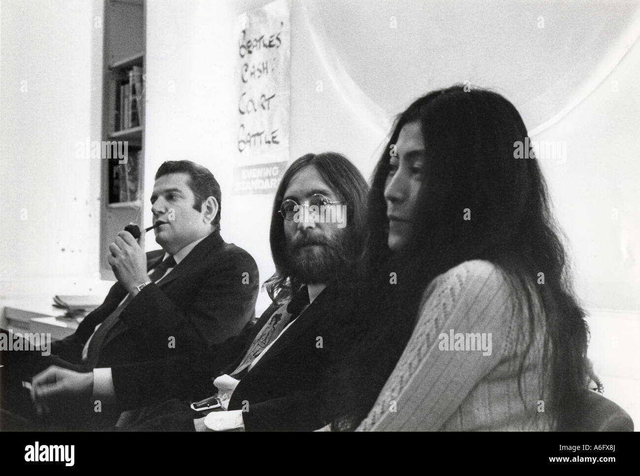 BEATLES John Lennon und Yoko Ono mit Manager Allen Klein 1969 ...