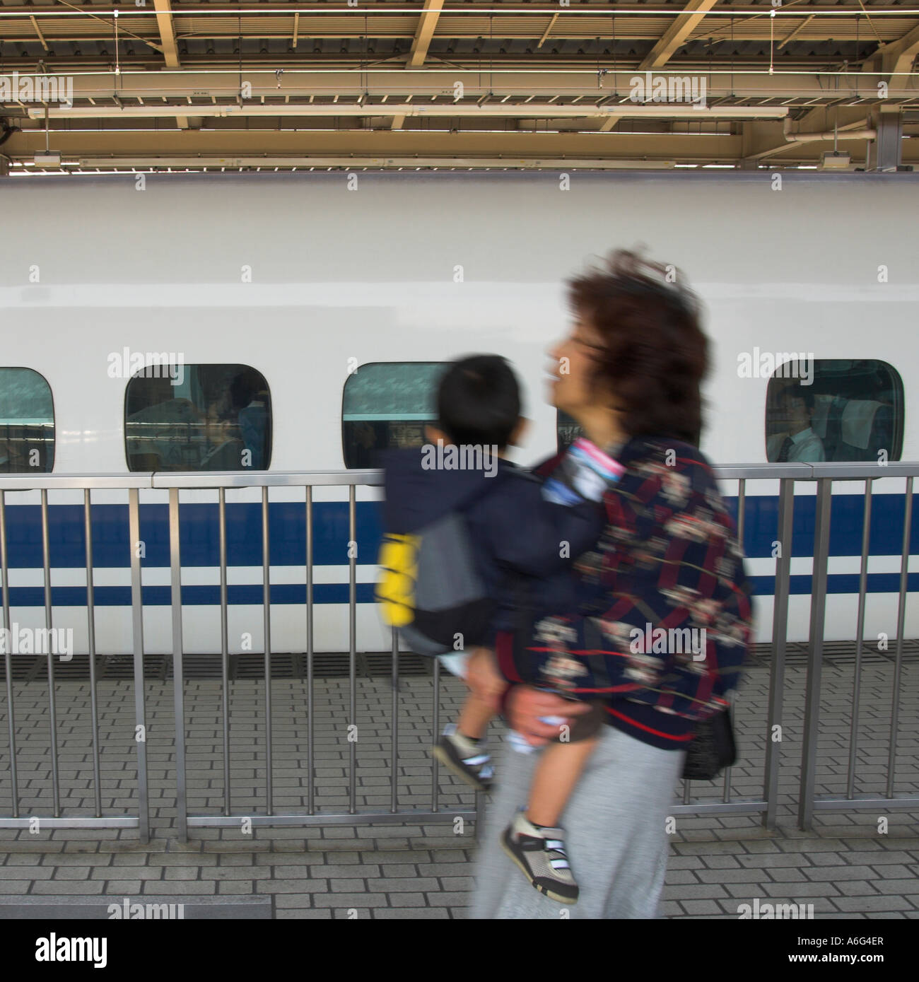 Japan zentralen Honshu Kansai Shin Yokohama Shinkansen Zug Bahnhof Frau ...