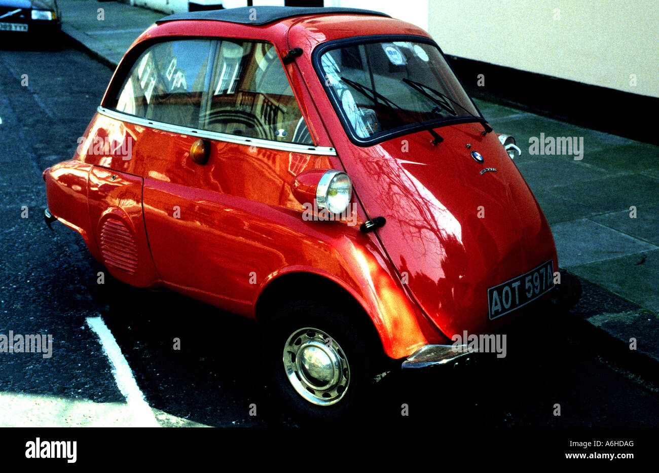 Red mini car -Fotos und -Bildmaterial in hoher Auflösung – Alamy