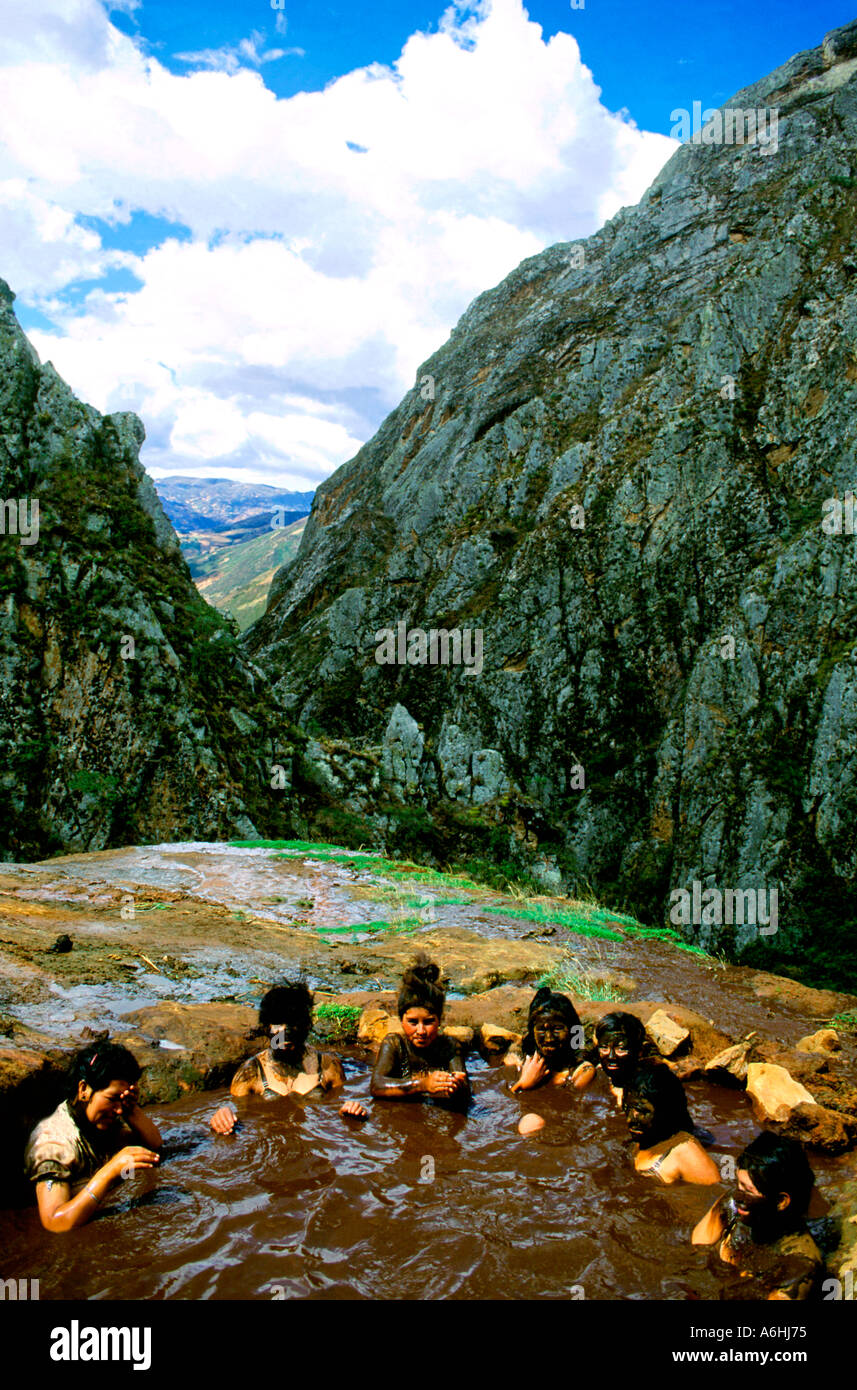 Frauen Baden im Schlamm heißen Quellen. Markauasi.Andes.Peru ...